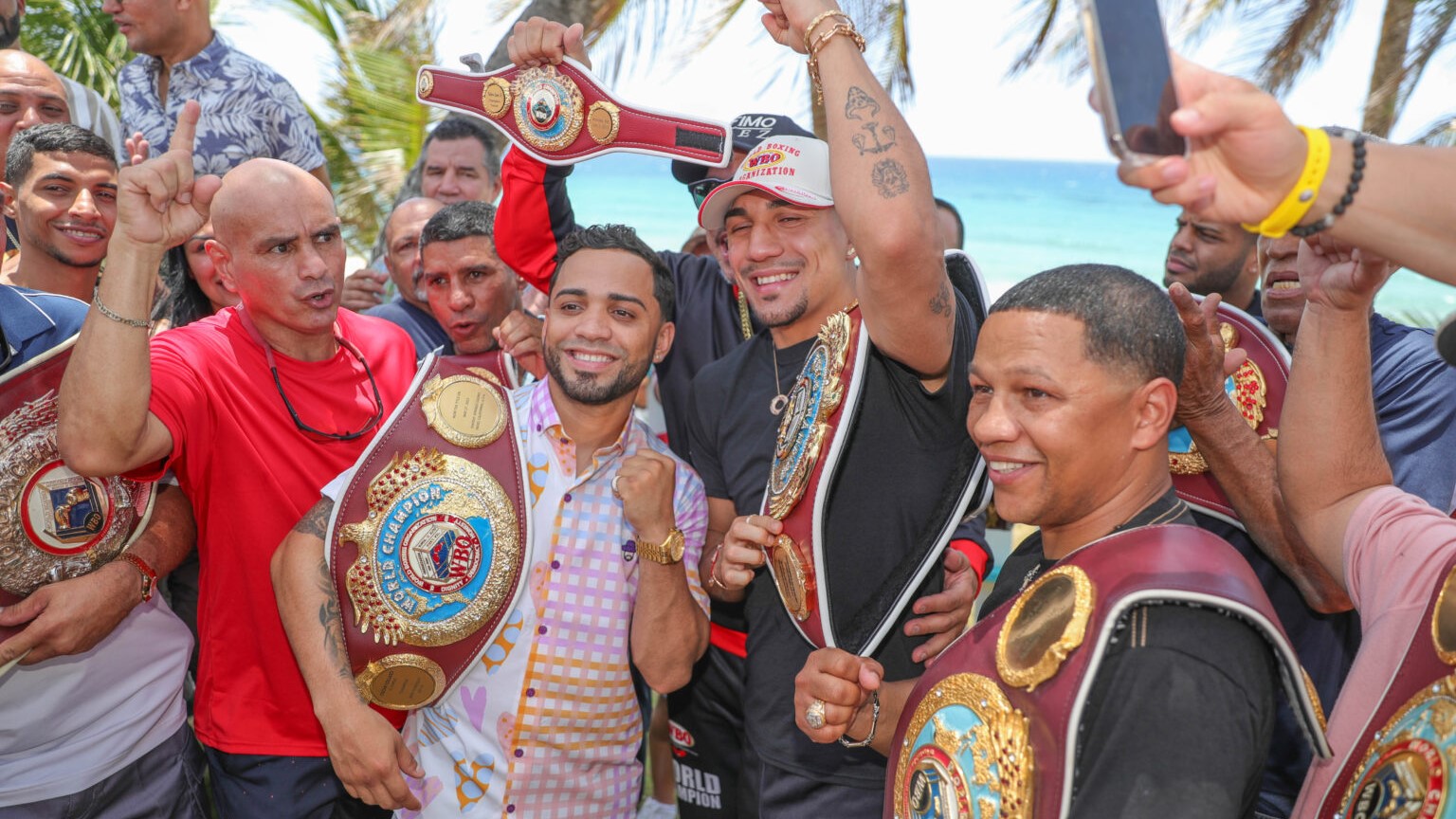 Кадр дня: Теофимо Лопес получил свой новый пояс WBO